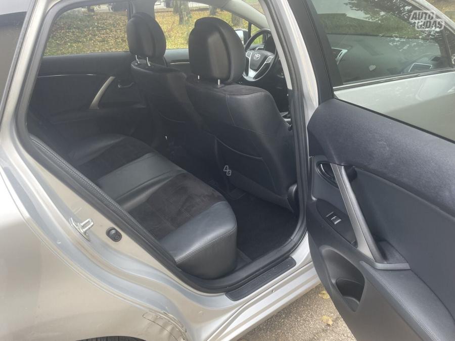 Pelēks Toyota Avensis 2014 Šakiai, ar dzinēja tilpumu 2.00 L un nobraukumu 313 tūkst. km par 3999 €, foto 17 vietnē AUTOMOTO.COM.LV