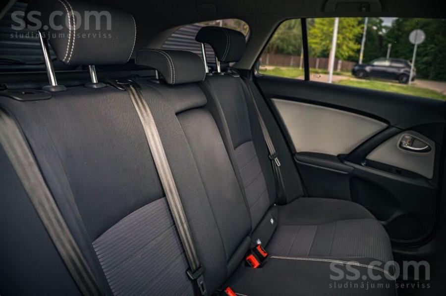 Grey Toyota Avensis 2015 in Riga, with an engine capacity of 1.60 L and mileage of 0 thousand km for 4990 €, photo 9 on AUTOMOTO.COM.LV