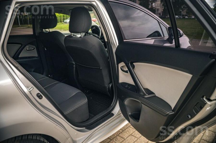 Grey Toyota Avensis 2015 in Riga, with an engine capacity of 1.60 L and mileage of 0 thousand km for 4990 €, photo 10 on AUTOMOTO.COM.LV