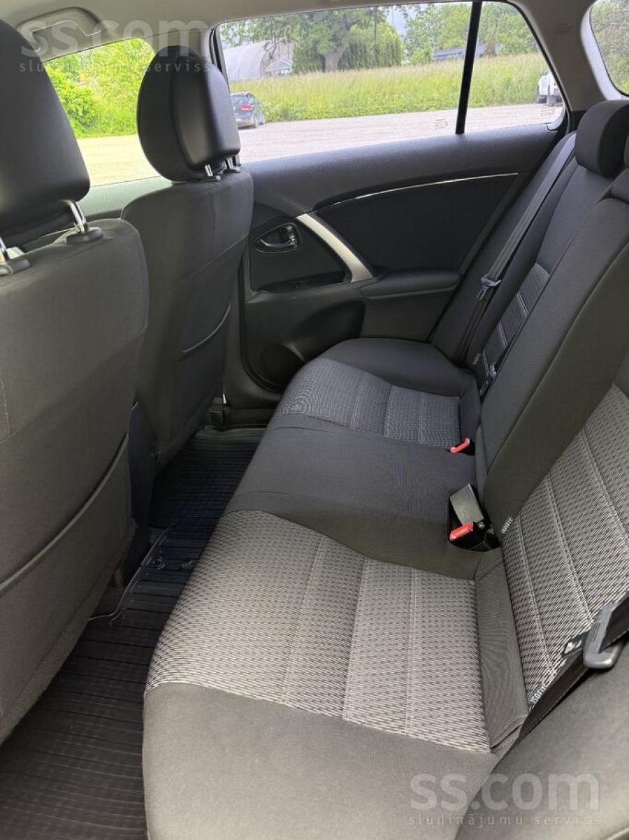 Pelēks Toyota Avensis 2015 Valmiera, ar dzinēja tilpumu 1.80 L un nobraukumu 201 tūkst. km par 7900 €, foto 12 vietnē AUTOMOTO.COM.LV