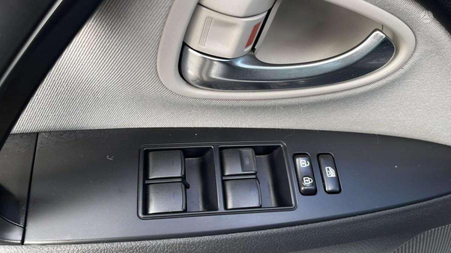 Grey Toyota Avensis 2015 in Marijampole, with an engine capacity of 1.60 L and mileage of 261 thousand km for 7690 €, photo 25 on AUTOMOTO.COM.LV