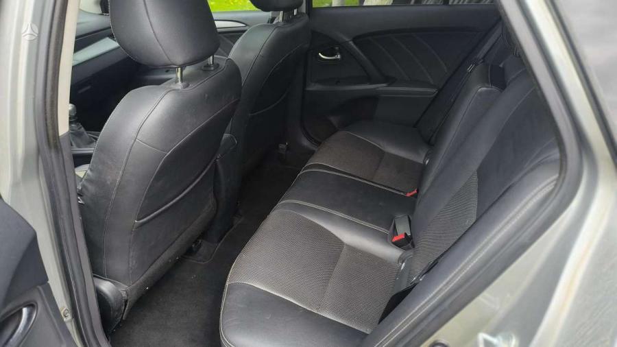 Pelēks Toyota Avensis 2015 Tauragė, ar dzinēja tilpumu 2.00 L un nobraukumu 175 tūkst. km par 4100 €, foto 12 vietnē AUTOMOTO.COM.LV