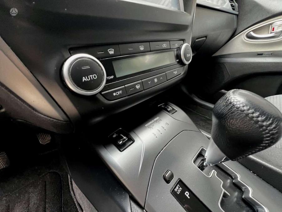 Pelēks Toyota Avensis 2015 Viļņa, ar dzinēja tilpumu 1.80 L un nobraukumu 193 tūkst. km par 10690 €, foto 21 vietnē AUTOMOTO.COM.LV