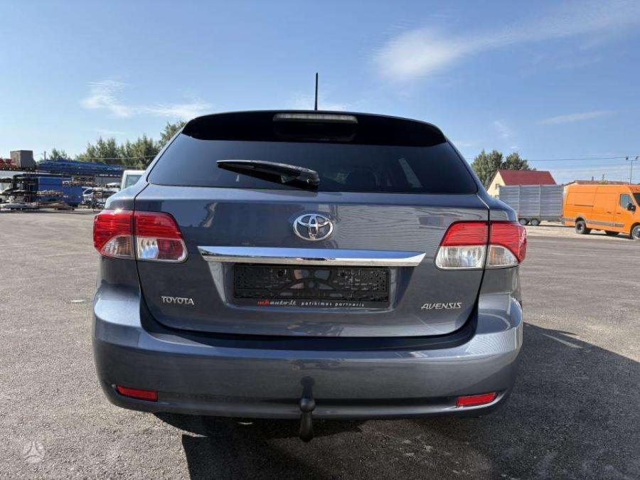 Grey Toyota Avensis 2015 in Radviliskis, with an engine capacity of 2.00 L and mileage of 264 thousand km for 6450 €, photo 7 on AUTOMOTO.COM.LV