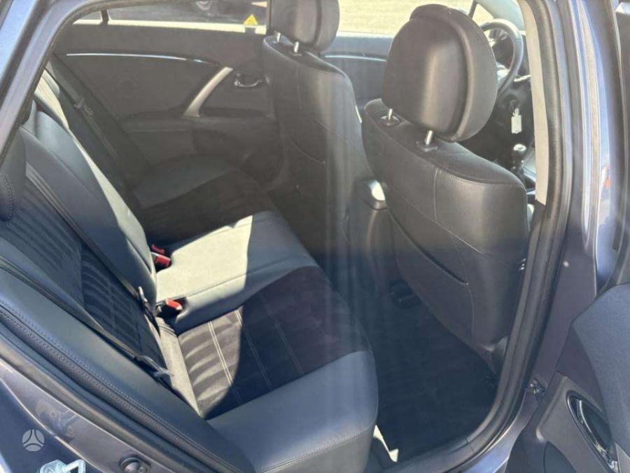 Grey Toyota Avensis 2015 in Radviliskis, with an engine capacity of 2.00 L and mileage of 264 thousand km for 6450 €, photo 11 on AUTOMOTO.COM.LV