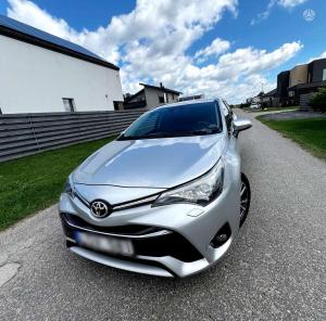 Pelēks Toyota Avensis 2015 Viļņa, ar dzinēja tilpumu 1.80 L un nobraukumu 194 tūkst. km par 9999 €, foto  vietnē AUTOMOTO.COM.LV