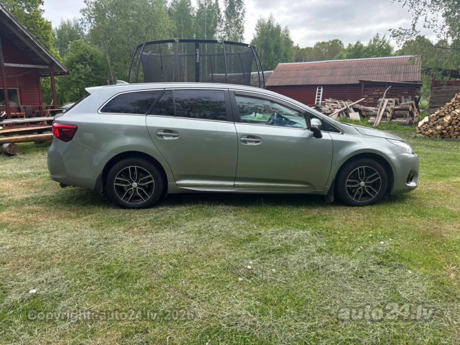 Pelēks Toyota Avensis 2017 Tallina, ar dzinēja tilpumu 1.80 L un nobraukumu 206 tūkst. km par 10900 €, foto 4 vietnē AUTOMOTO.COM.LV