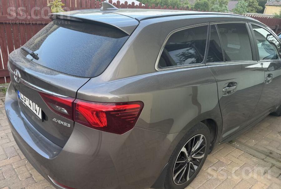 Grey Toyota Avensis 2018 in Riga, with an engine capacity of 1.80 L and mileage of 165 thousand km for 10450 €, photo 4 on AUTOMOTO.COM.LV