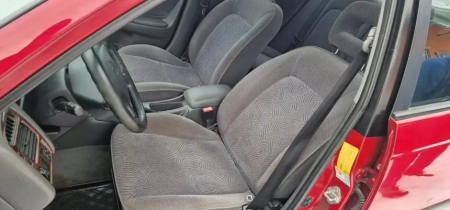 Red Toyota Avensis 1998 in Valmiera, with an engine capacity of 2.00 L and mileage of 263 thousand km for 1100 €, photo 4 on AUTOMOTO.COM.LV