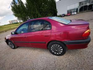 Sarkans Toyota Avensis 1999 Kauņa, ar dzinēja tilpumu 1.98 L un nobraukumu 310 tūkst. km par 999 €, foto  vietnē AUTOMOTO.COM.LV