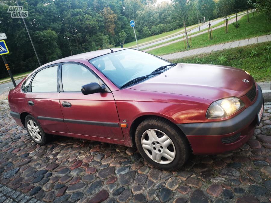 Sarkans Toyota Avensis 2005 Kauņa, ar dzinēja tilpumu 1.80 L un nobraukumu 317 tūkst. km par 1100 €, foto 3 vietnē AUTOMOTO.COM.LV