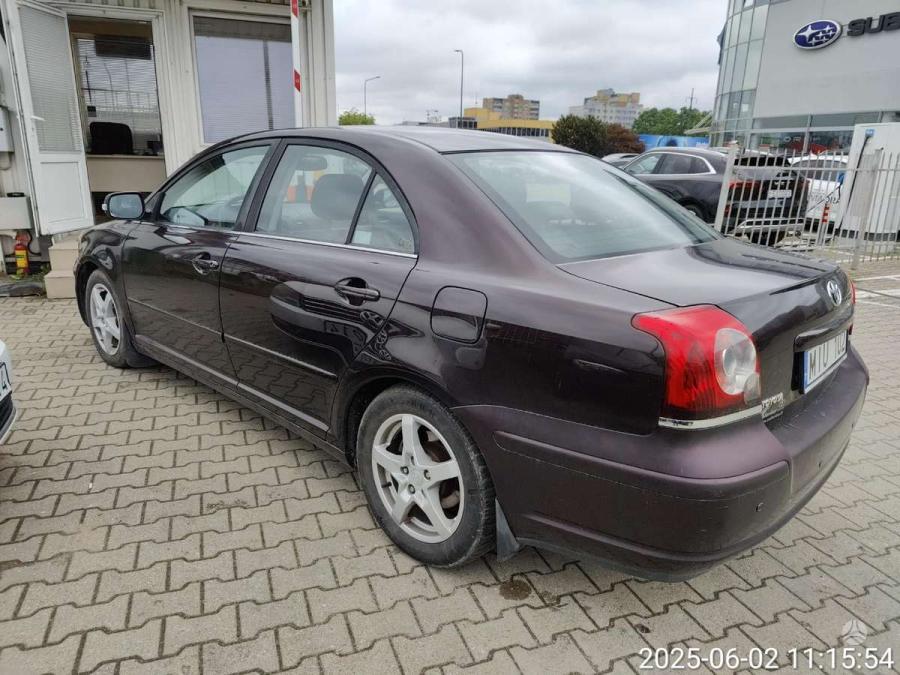 Red Toyota Avensis 2006 in Kaunas, with an engine capacity of 2.23 L and mileage of 210 thousand km for 1800 €, photo 1 on AUTOMOTO.COM.LV