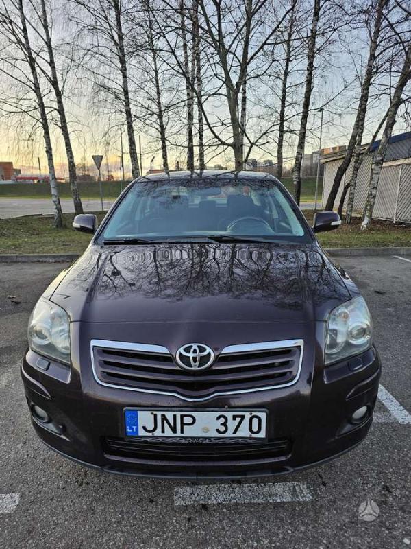 Sarkans Toyota Avensis 2006 Kauņa, ar dzinēja tilpumu 1.99 L un nobraukumu 392 tūkst. km par 1800 €, foto 1 vietnē AUTOMOTO.COM.LV