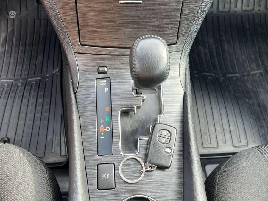 Red Toyota Avensis 2009 in Vilnius, with an engine capacity of 2.23 L and mileage of 160 thousand km for 3300 €, photo 8 on AUTOMOTO.COM.LV
