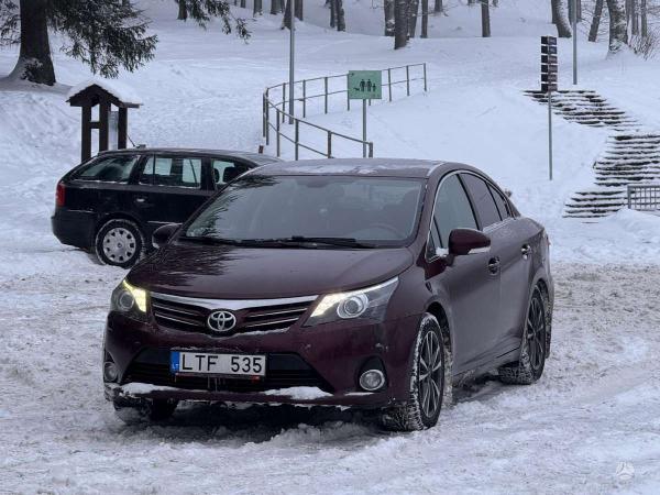 Sarkans Toyota Avensis 2012 Viļņa, ar dzinēja tilpumu 1.99 L un nobraukumu 210 tūkst. km par 5750 €, foto 1 vietnē AUTOMOTO.COM.LV