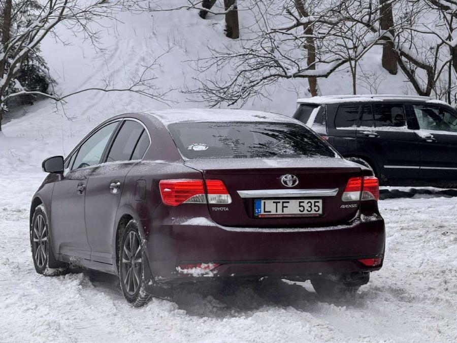 Red Toyota Avensis 2012 in Vilnius, with an engine capacity of 1.99 L and mileage of 210 thousand km for 5750 €, photo 4 on AUTOMOTO.COM.LV