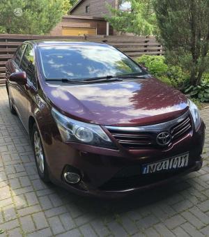 Sarkans Toyota Avensis 2012 Viļņa, ar dzinēja tilpumu 1.80 L un nobraukumu 251 tūkst. km par 5300 €, foto  vietnē AUTOMOTO.COM.LV