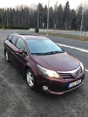 Sarkans Toyota Avensis 2012 Tallina, ar dzinēja tilpumu 2.00 L un nobraukumu 241 tūkst. km par 5500 €, foto  vietnē AUTOMOTO.COM.LV