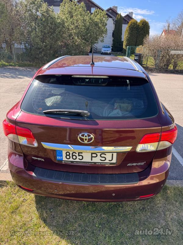 Red Toyota Avensis 2013 in Tallinn, with an engine capacity of 2.00 L and mileage of 290 thousand km for 5000 €, photo 4 on AUTOMOTO.COM.LV
