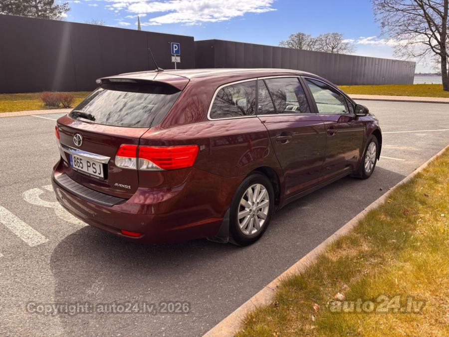Красный Тойота Авенсис 2013 в Таллин, объемом двигателя 2.00 л и пробегом 294 тыс. км за 6500 €, фото 6 на AUTOMOTO.COM.LV