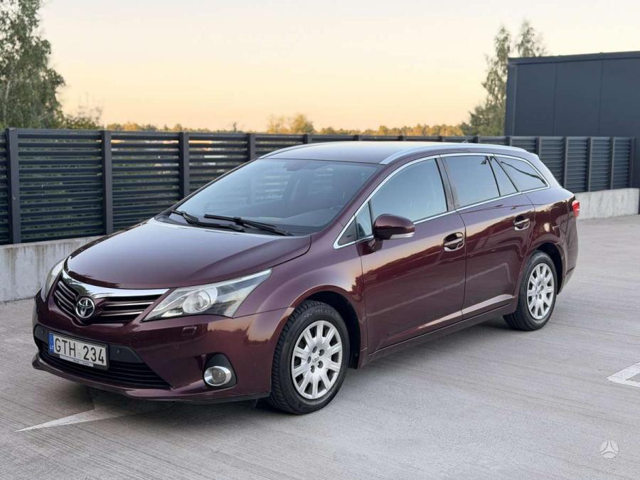 Sarkans Toyota Avensis 2013 Viļņa, ar dzinēja tilpumu 2.00 L un nobraukumu 332 tūkst. km par 4300 €, foto 1 vietnē AUTOMOTO.COM.LV