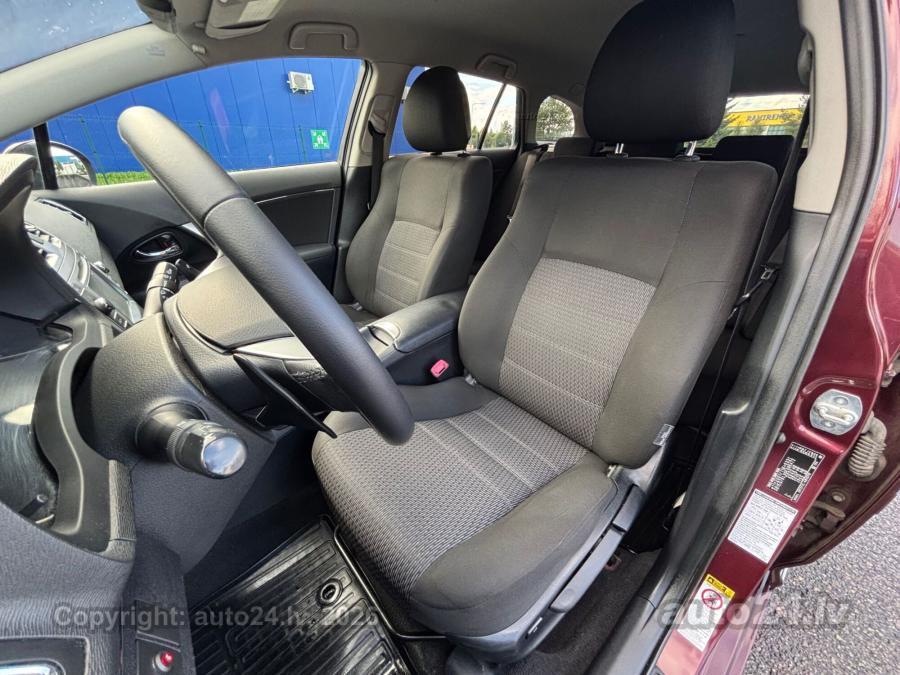 Red Toyota Avensis 2013 in Paide, with an engine capacity of 1.80 L and mileage of 265 thousand km for 6490 €, photo 27 on AUTOMOTO.COM.LV