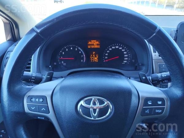 Красный Тойота Авенсис 2015 в Рига, объемом двигателя 1.80 л и пробегом 165 тыс. км за 8500 €, фото 2 на AUTOMOTO.COM.LV