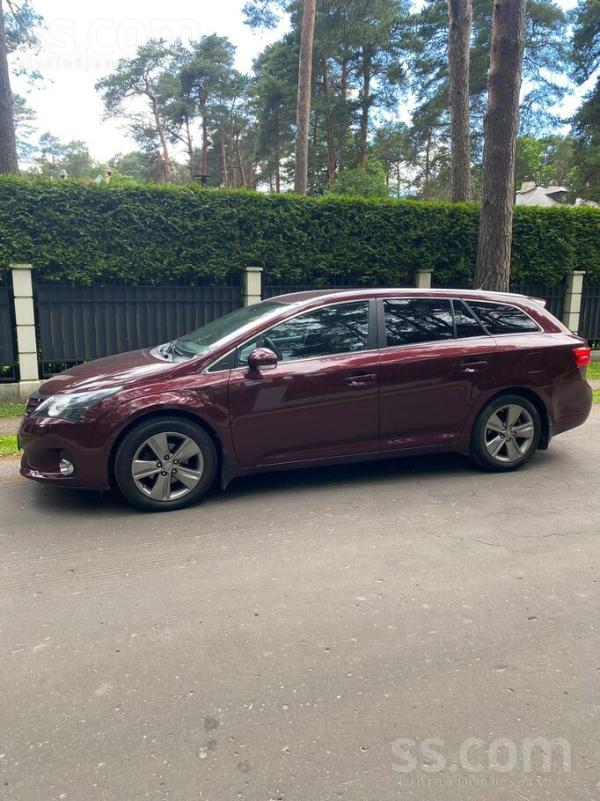 Red Toyota Avensis 2015 in Riga, with an engine capacity of 2.00 L and mileage of 192 thousand km for 8500 €, photo 4 on AUTOMOTO.COM.LV
