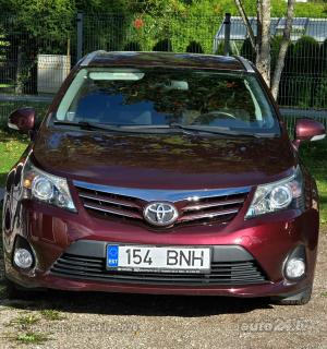 Sarkans Toyota Avensis 2015 Saku, ar dzinēja tilpumu 1.80 L un nobraukumu 150 tūkst. km par 10500 €, foto  vietnē AUTOMOTO.COM.LV