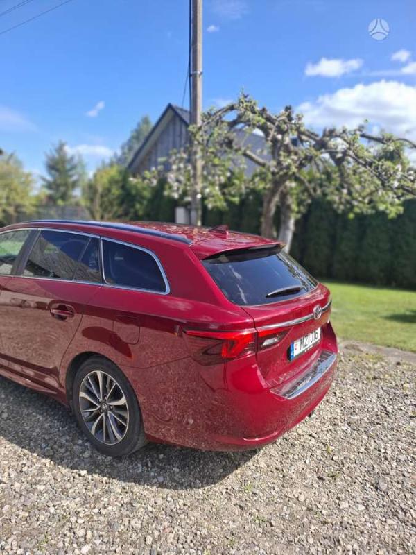 Red Toyota Avensis 2017 in Kaunas, with an engine capacity of 1.80 L and mileage of 181 thousand km for 12100 €, photo 4 on AUTOMOTO.COM.LV
