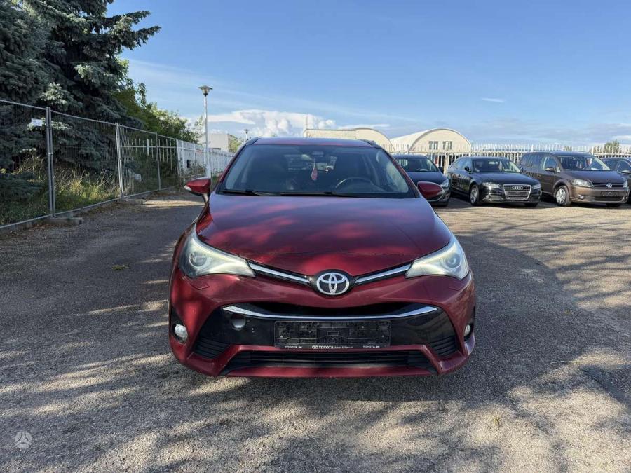 Red Toyota Avensis 2017 in Marijampole, with an engine capacity of 1.80 L and mileage of 196 thousand km for 9250 €, photo 3 on AUTOMOTO.COM.LV