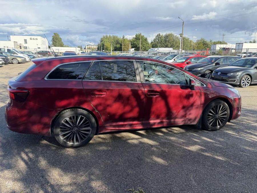 Red Toyota Avensis 2017 in Marijampole, with an engine capacity of 1.80 L and mileage of 196 thousand km for 9250 €, photo 5 on AUTOMOTO.COM.LV