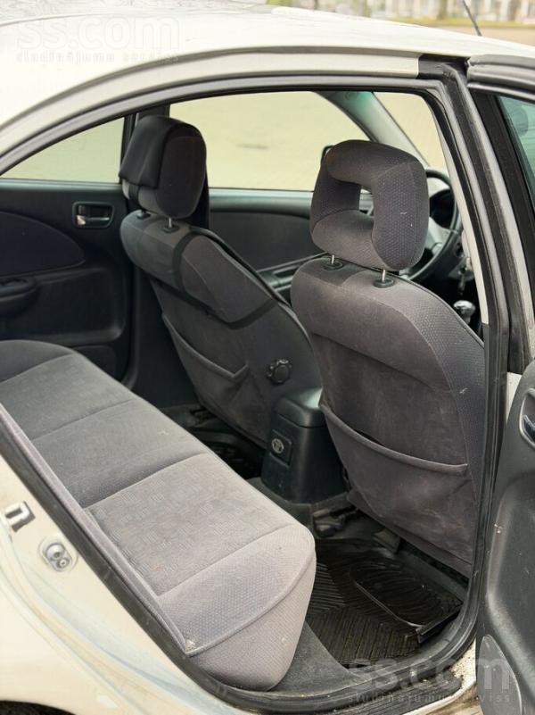 Toyota Avensis 2001 Rīga, ar dzinēja tilpumu 1.80 L un nobraukumu 188 tūkst. km par 900 €, foto 5 vietnē AUTOMOTO.COM.LV