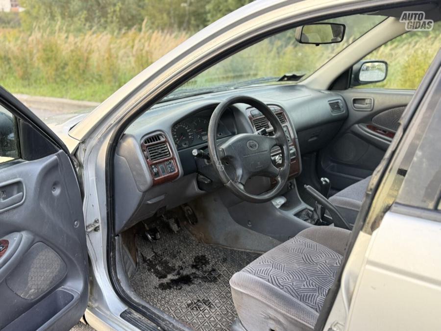 Toyota Avensis 1998 Viļņa, ar dzinēja tilpumu 2.00 L un nobraukumu 420 tūkst. km par 1200 €, foto 11 vietnē AUTOMOTO.COM.LV