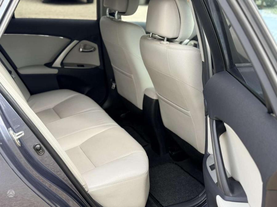 Toyota Avensis 2012 in Ukmerge, with an engine capacity of 2.00 L and mileage of 210 thousand km for 5950 €, photo 16 on AUTOMOTO.COM.LV