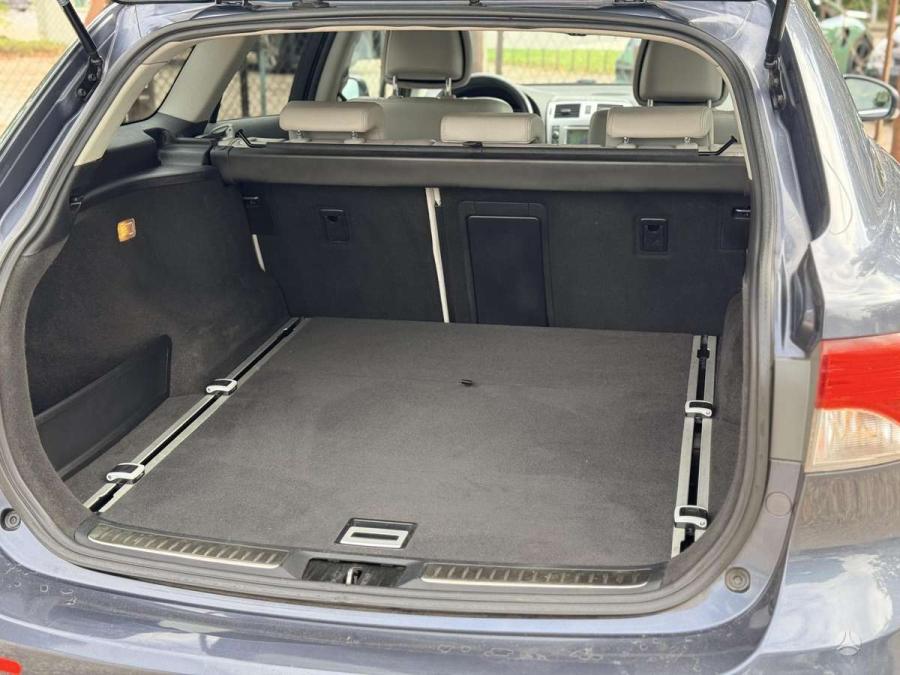 Toyota Avensis 2012 in Ukmerge, with an engine capacity of 2.00 L and mileage of 210 thousand km for 5950 €, photo 17 on AUTOMOTO.COM.LV