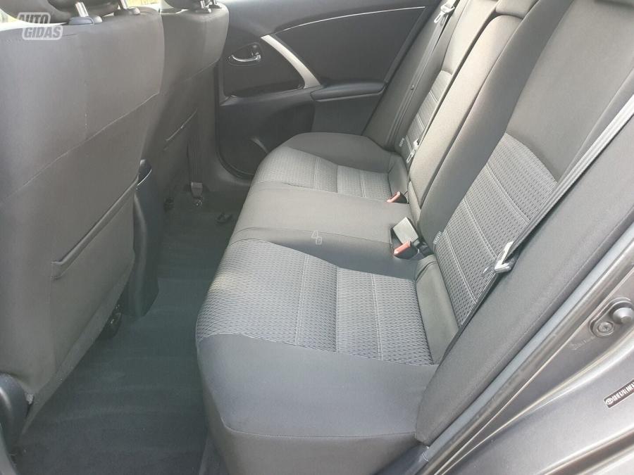 Toyota Avensis 2012 in Siauliai, with an engine capacity of 1.80 L and mileage of 203 thousand km for 5200 €, photo 17 on AUTOMOTO.COM.LV