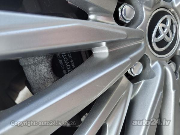 Toyota Avensis 2016 in Narva, with an engine capacity of 2.00 L and mileage of 200 thousand km for 8999 €, photo 10 on AUTOMOTO.COM.LV