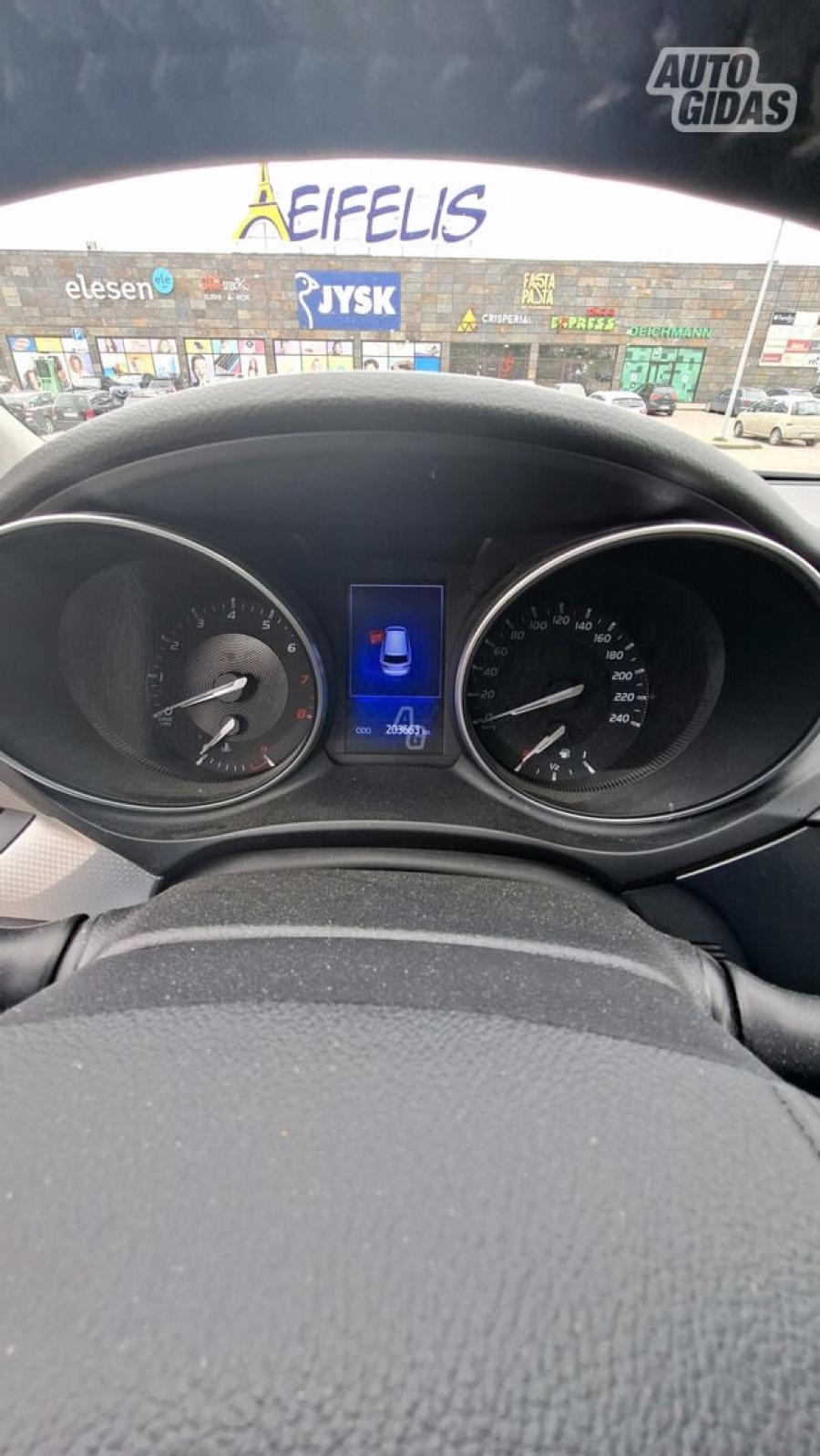 Toyota Avensis 2017 in Ukmerge, with an engine capacity of 1.80 L and mileage of 204 thousand km for 9000 €, photo 1 on AUTOMOTO.COM.LV