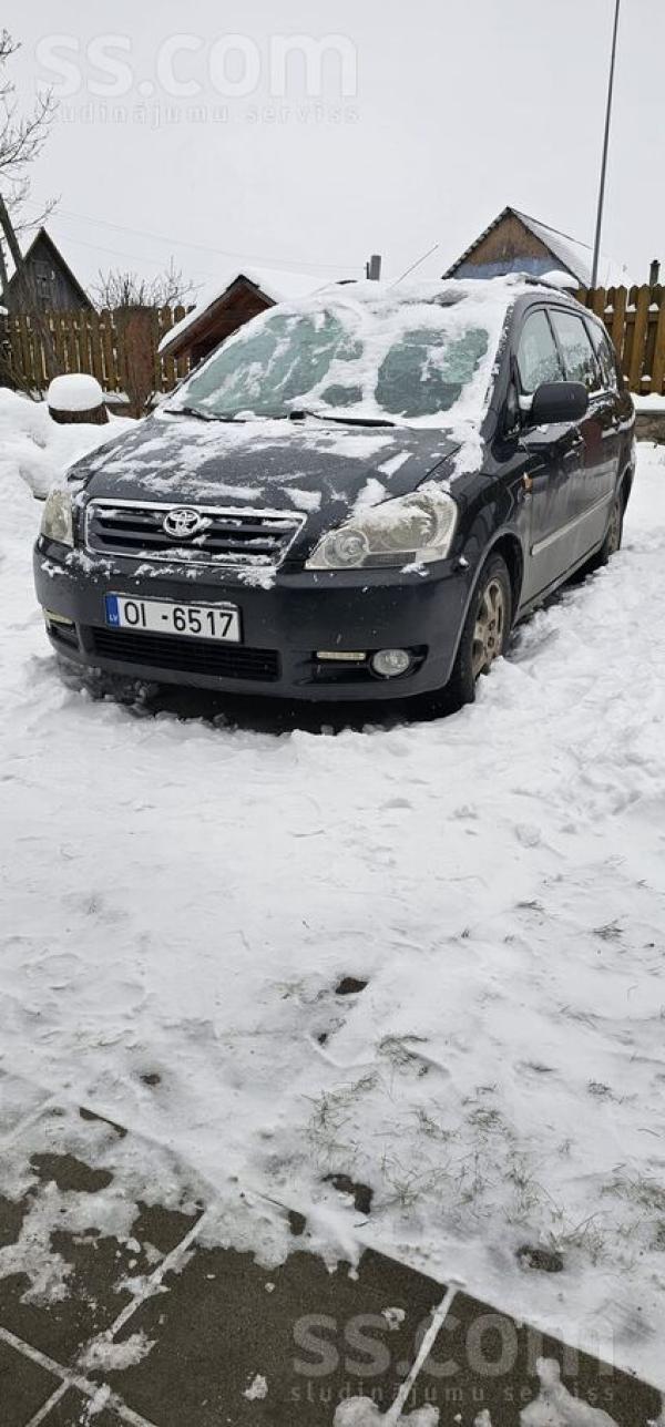 Black Toyota avensis-verso 2002 in Daugavpils, with an engine capacity of 2.00 L and mileage of 250 thousand km for 800 €, photo 2 on AUTOMOTO.COM.LV