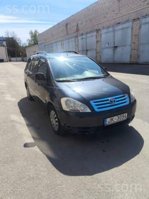 Melns Toyota avensis-verso 2002 Daugavpils, ar dzinēja tilpumu 2.00 L un nobraukumu 296 tūkst. km par 1450 €, foto  vietnē AUTOMOTO.COM.LV