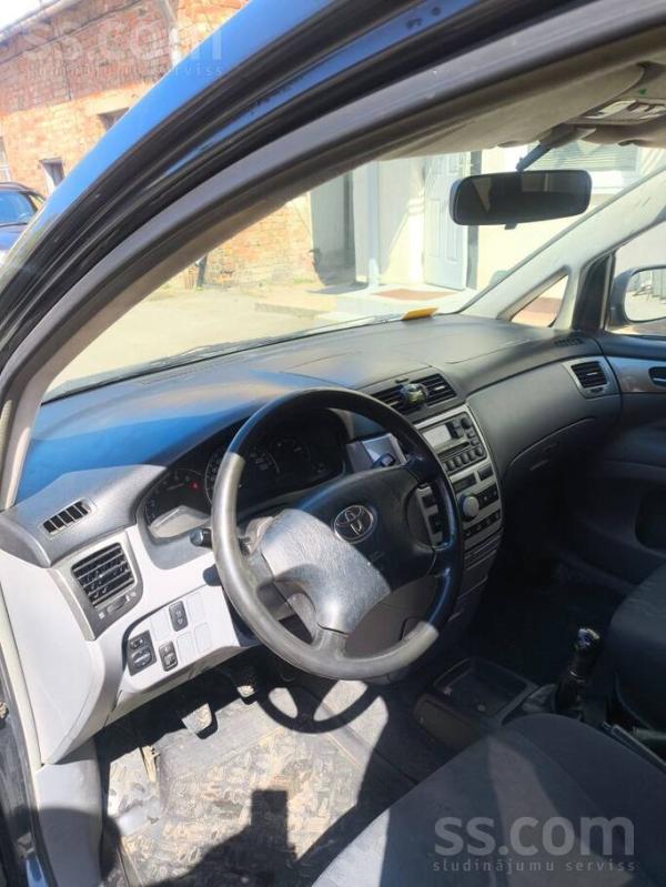 Black Toyota avensis-verso 2002 in Daugavpils, with an engine capacity of 2.00 L and mileage of 296 thousand km for 1450 €, photo 3 on AUTOMOTO.COM.LV