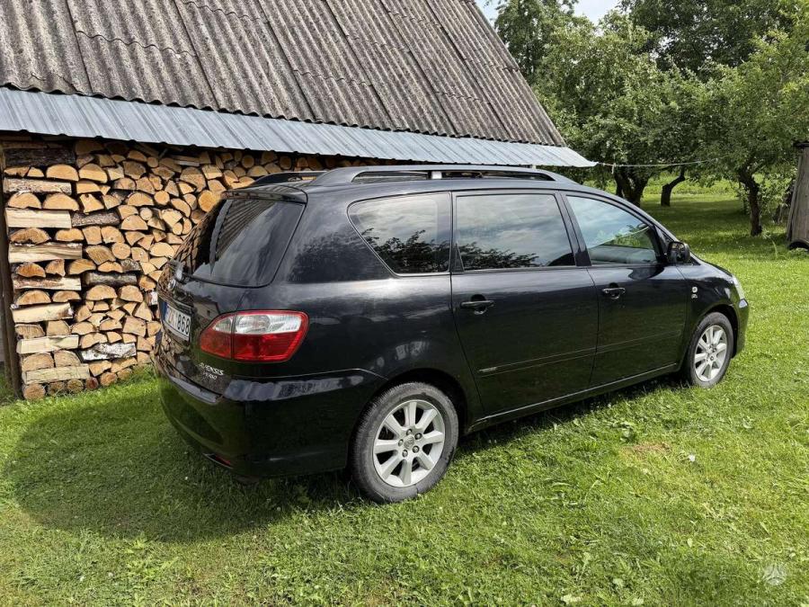 Black Toyota avensis-verso 2004 in Jonava, with an engine capacity of 2.00 L and mileage of 298 thousand km for 1850 €, photo 4 on AUTOMOTO.COM.LV