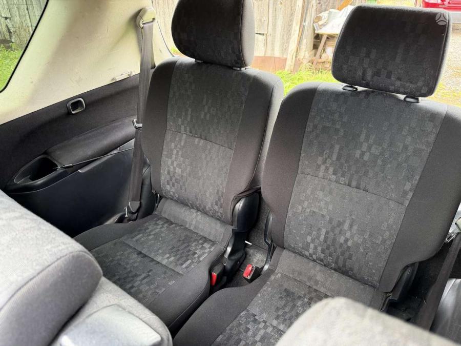 Black Toyota avensis-verso 2004 in Jonava, with an engine capacity of 2.00 L and mileage of 298 thousand km for 1850 €, photo 17 on AUTOMOTO.COM.LV