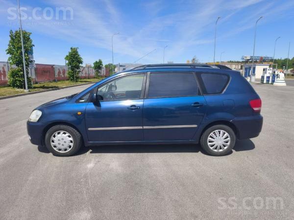 Zils Toyota avensis-verso 2001 Liepāja, ar dzinēja tilpumu 2.00 L un nobraukumu 285 tūkst. km par 1800 €, foto 3 vietnē AUTOMOTO.COM.LV