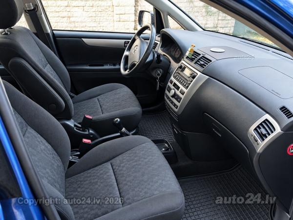 Toyota avensis-verso 2004 Tallina vietnē Zils Toyota avensis-verso 2004 Tallina, ar dzinēja tilpumu 2.00 L un nobraukumu 444 tūkst. km par 1700 €, foto 7 vietnē AUTOMOTO.COM.LV