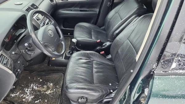 Green Toyota avensis-verso 2004 in Jelgava, with an engine capacity of 2.00 L and mileage of 401 thousand km for 1990 €, photo 7 on AUTOMOTO.COM.LV