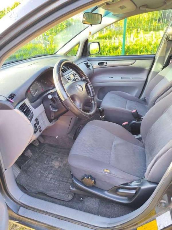 Grey Toyota avensis-verso 2002 in Joniskis, with an engine capacity of 2.00 L and mileage of 380 thousand km for 800 €, photo 5 on AUTOMOTO.COM.LV