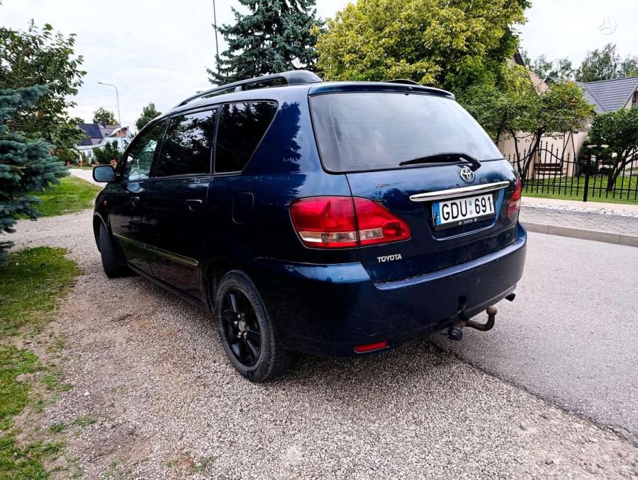Grey Toyota avensis-verso 2002 in Pakruojis, with an engine capacity of 2.00 L and mileage of 345 thousand km for 1750 €, photo 5 on AUTOMOTO.COM.LV
