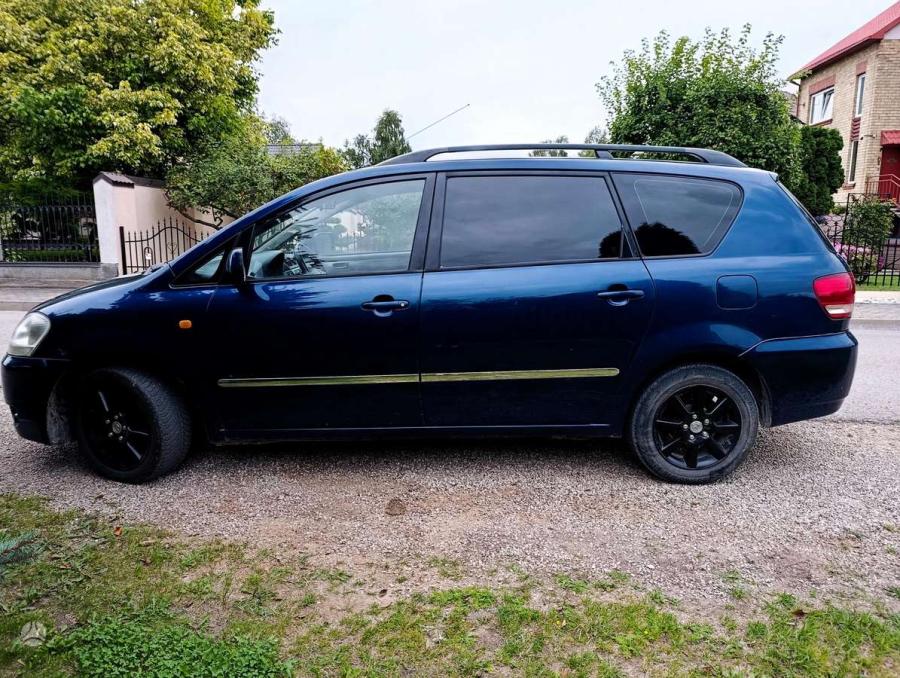 Grey Toyota avensis-verso 2002 in Pakruojis, with an engine capacity of 2.00 L and mileage of 345 thousand km for 1750 €, photo 6 on AUTOMOTO.COM.LV